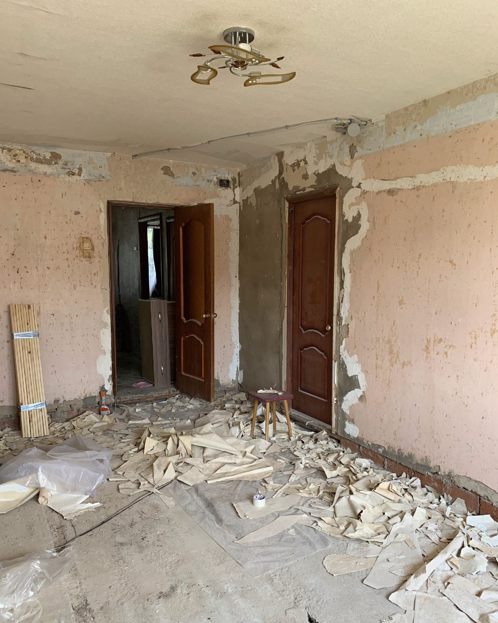 Üksikema ostis mahajäetud korteri ja alustas suurremonti. Vaatame, mis ...